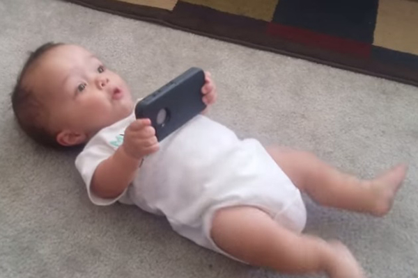 Bebê dança no ritmo da música em vídeo com mais de 200 mil ...