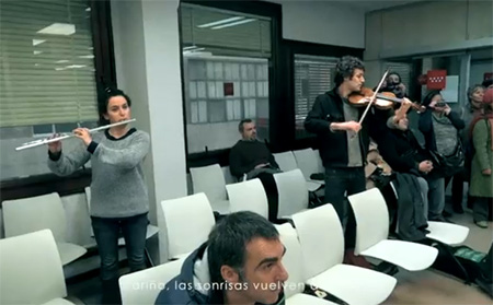 Flash mob do dia: ‘Here Comes the Sun’, dos Beatles, em agência de ...