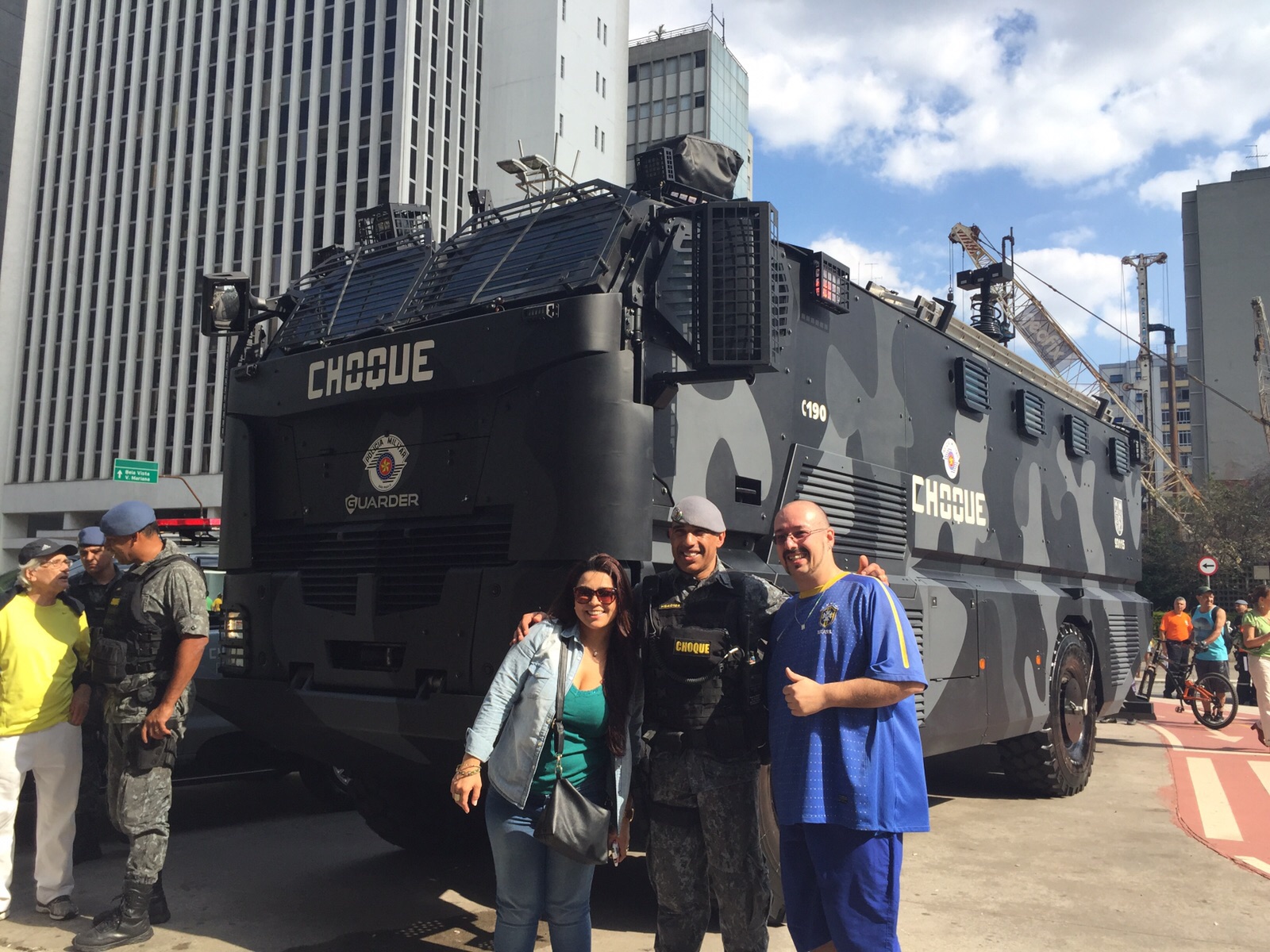 Blindado da Tropa de Choque vira atração... | VEJA SÃO PAULO