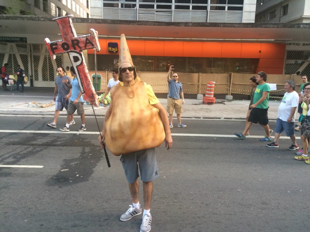 Os cartazes mais curiosos e as imagens da Paulista neste domingo (16 ...