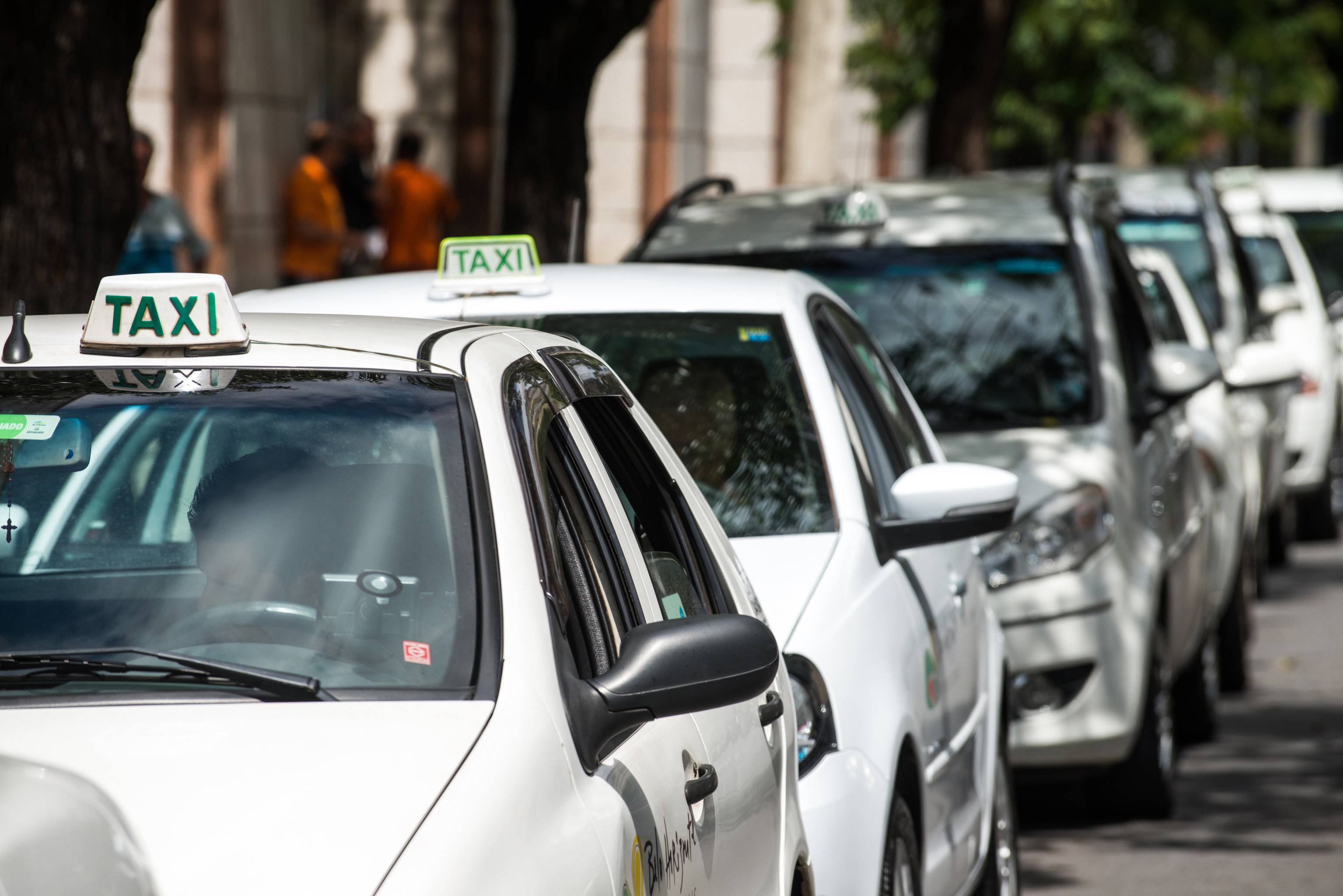 Prefeitura flexibiliza regras para motoristas de táxi preto | VEJA SÃO ...