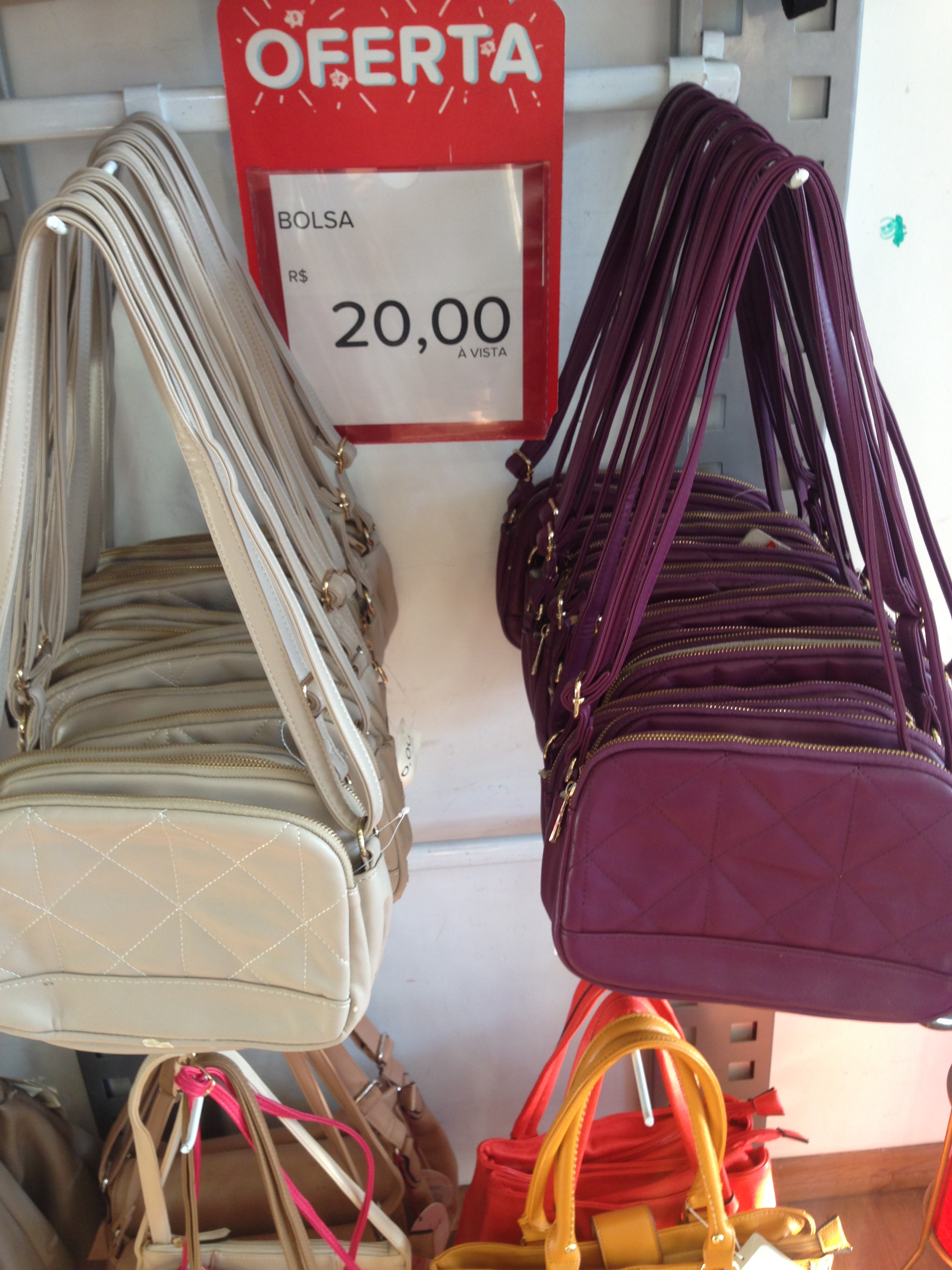 Conheça o Outlet da Le Postiche, com bolsas a partir de 20 reais | VEJA ...