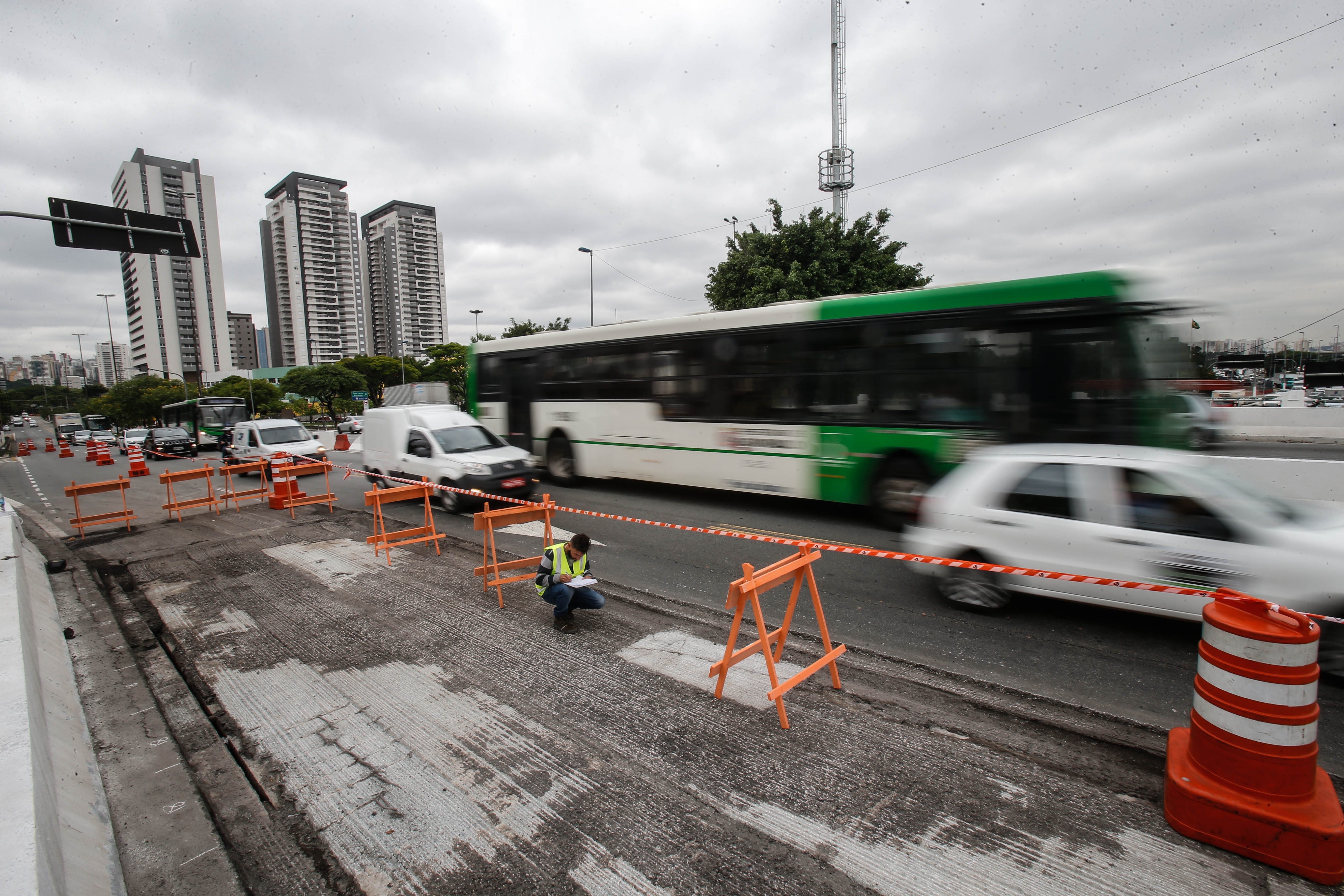 Engavetamento na Marginal Tietê deixa 3 feridos e dificulta trânsito em SP | VEJA SÃO PAULO