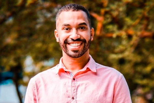 Gil do Vigor mostra capa de livro biográfico, intitulado ‘Tem que ...