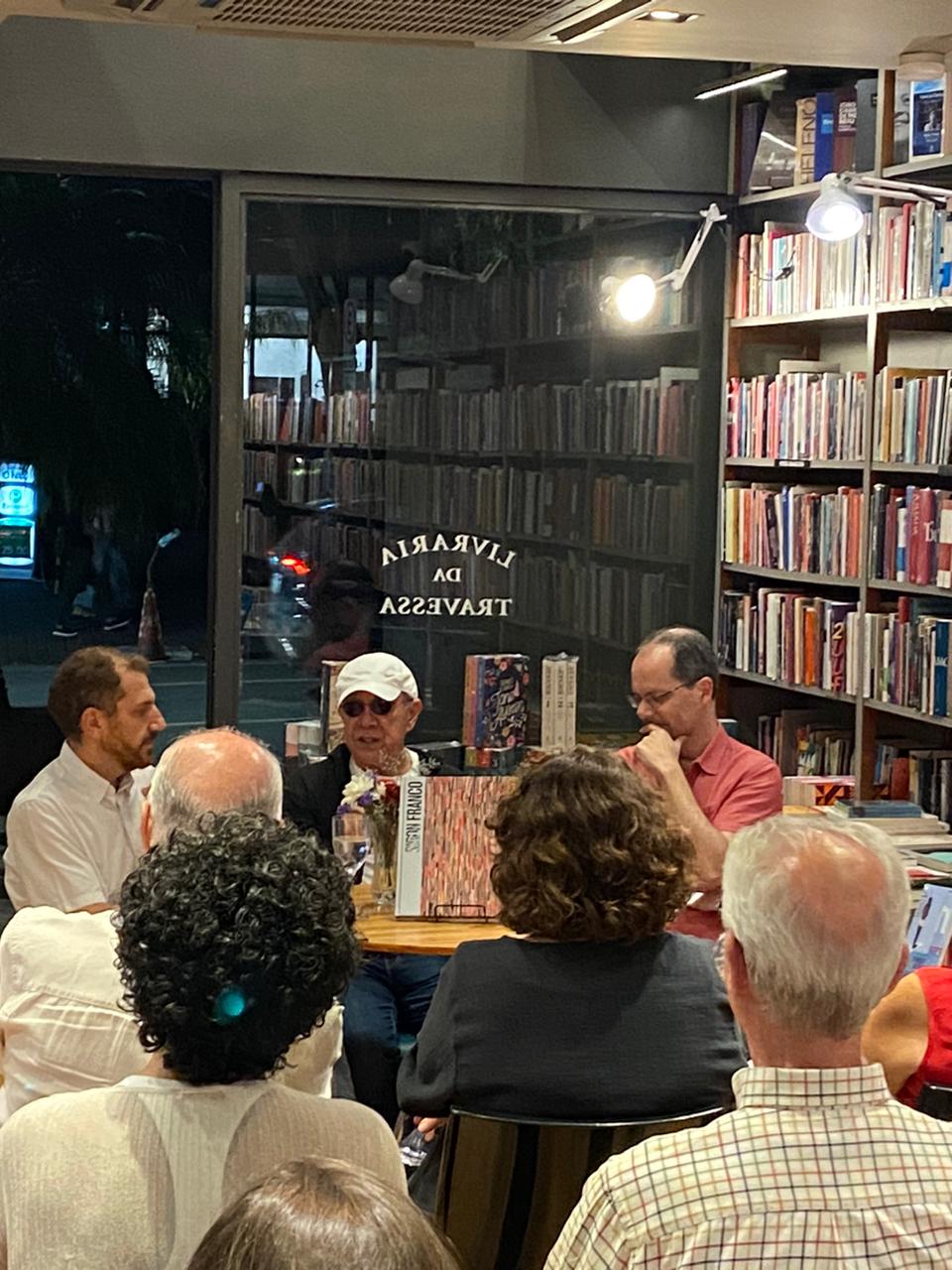 Cosac lança 1° livro após retorno ao mer... | VEJA SÃO PAULO