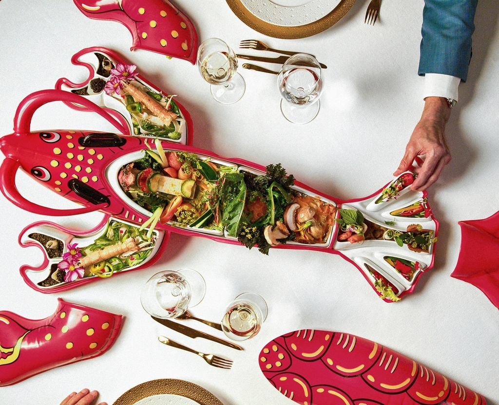 Jeff Koons assina lagosta de porcelana avaliada em mais de R$ 1 milhão ...